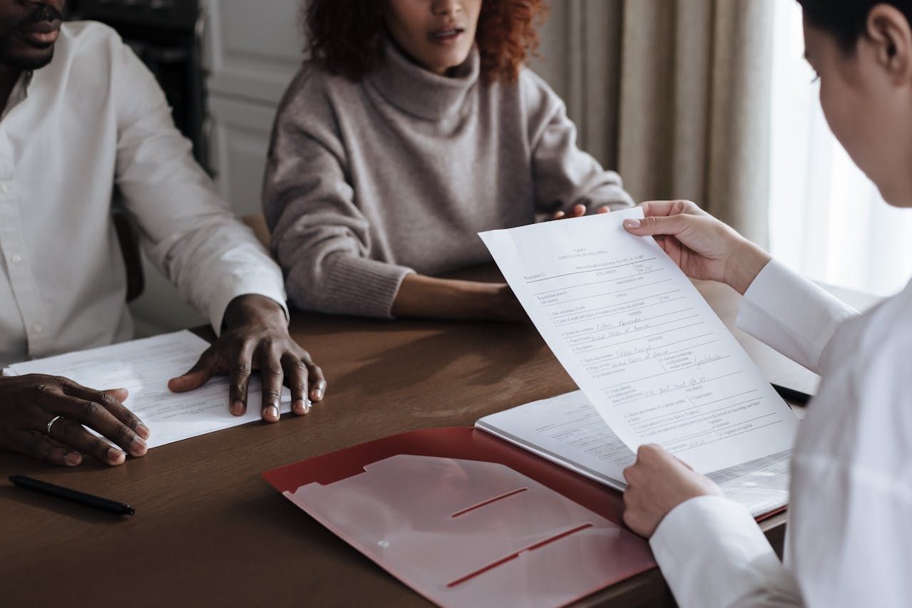 How To Spot A Reliable Court Runner (And Red Flags To Avoid!)
